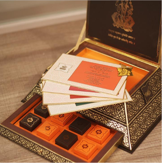 Elegant Dual-Layer Box – Upani